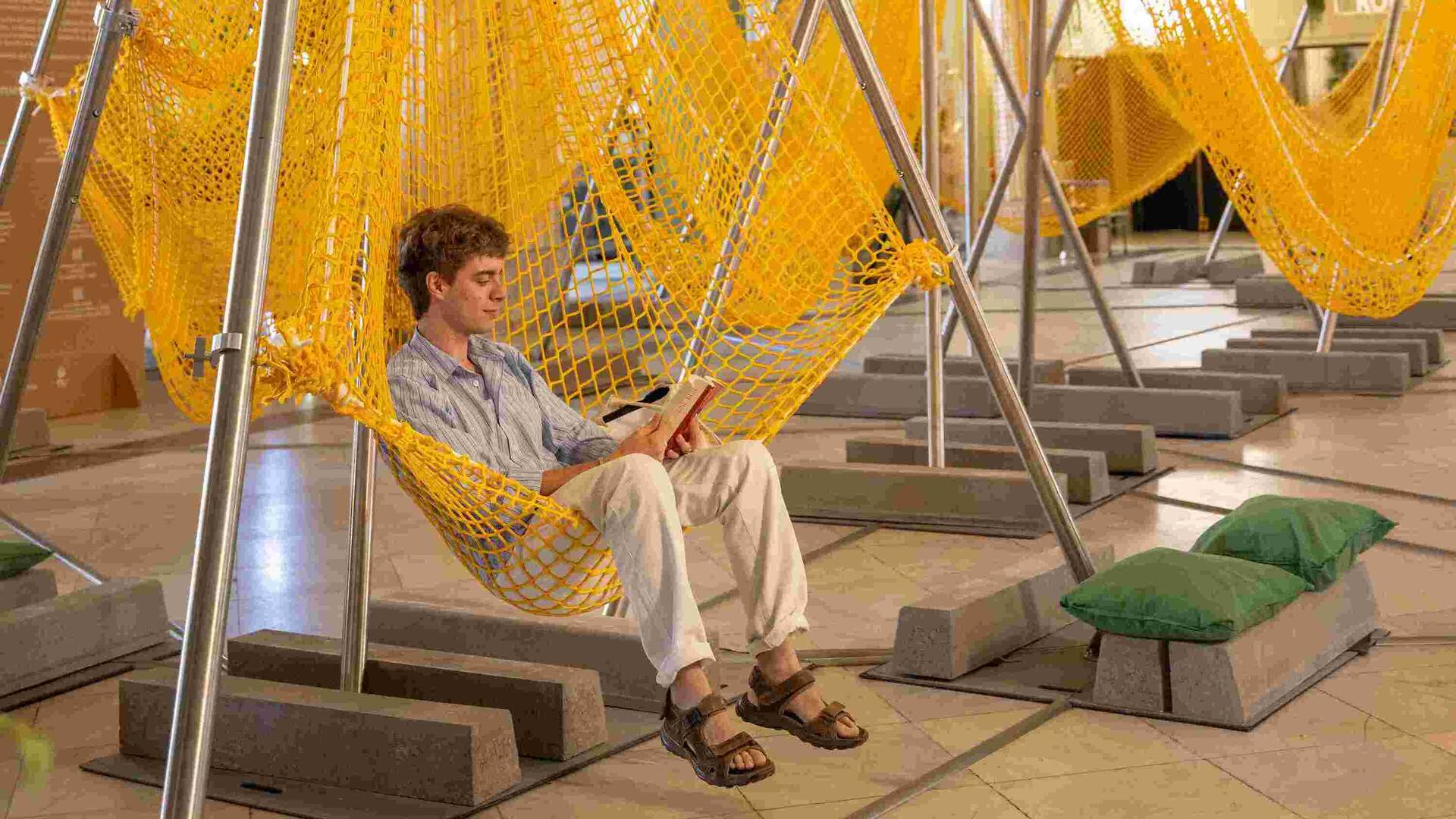 Llega a Madrid un espacio para echarse la siesta gratis: con hamacas ...