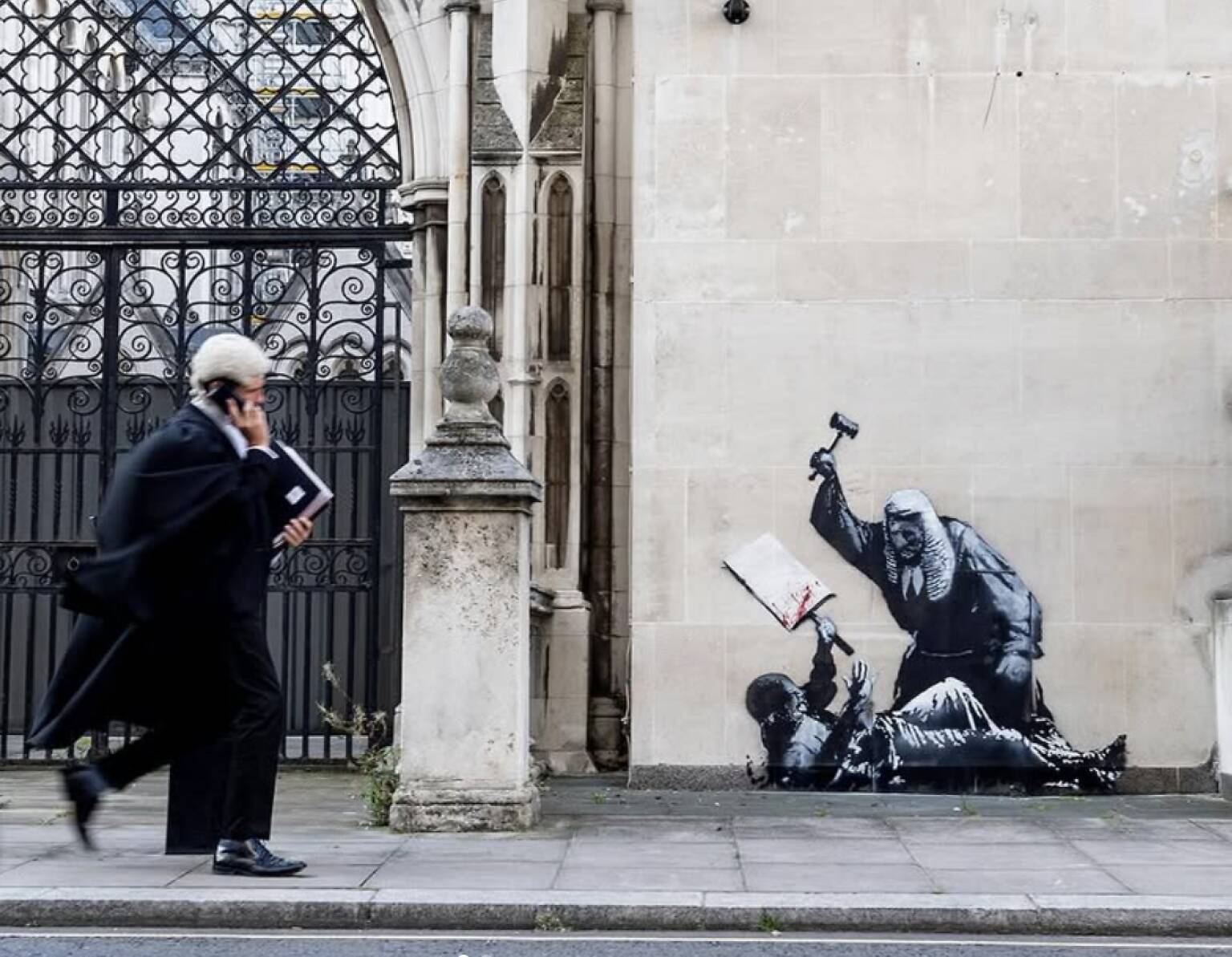 New Banksy in Central London: Royal Courts of Justice Mural Location ...