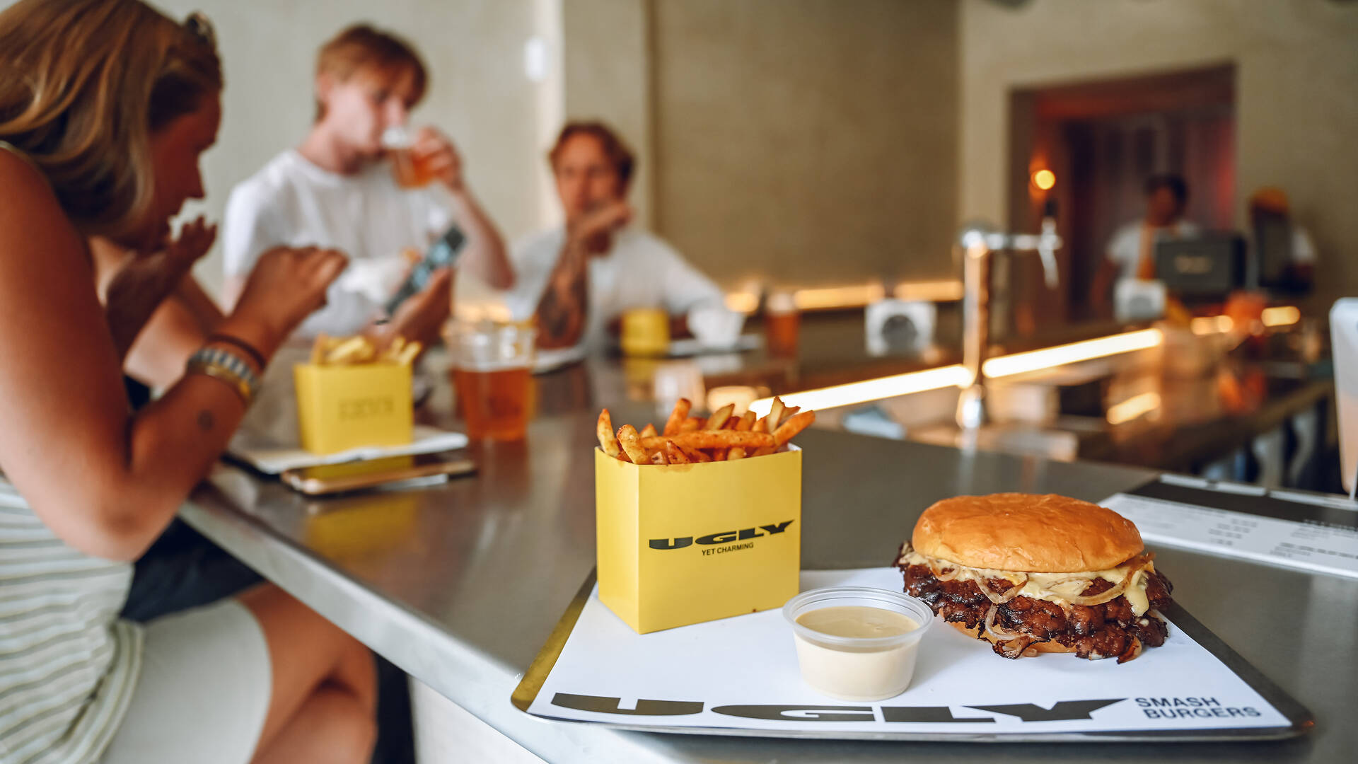 Prometem ser feios e imperfeitos, mas saborosos. São os smash burgers ...
