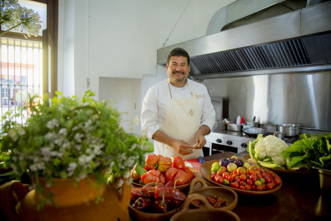 La cocina se aprende cocinando: el chef Alex Ruiz y su visión de la ...