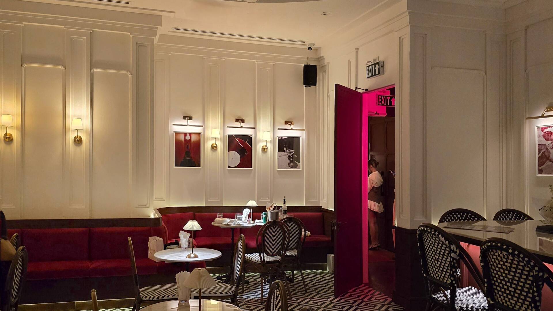 The Red Door | Bars in สุขุมวิท 24, กรุงเทพมหานคร