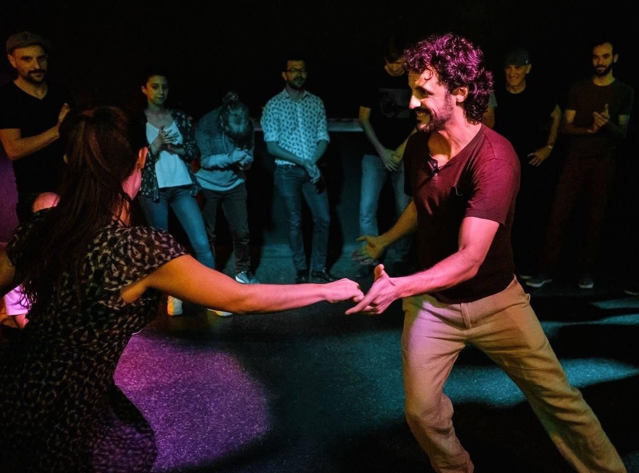 Enjoy a free session of swing music and dancing!