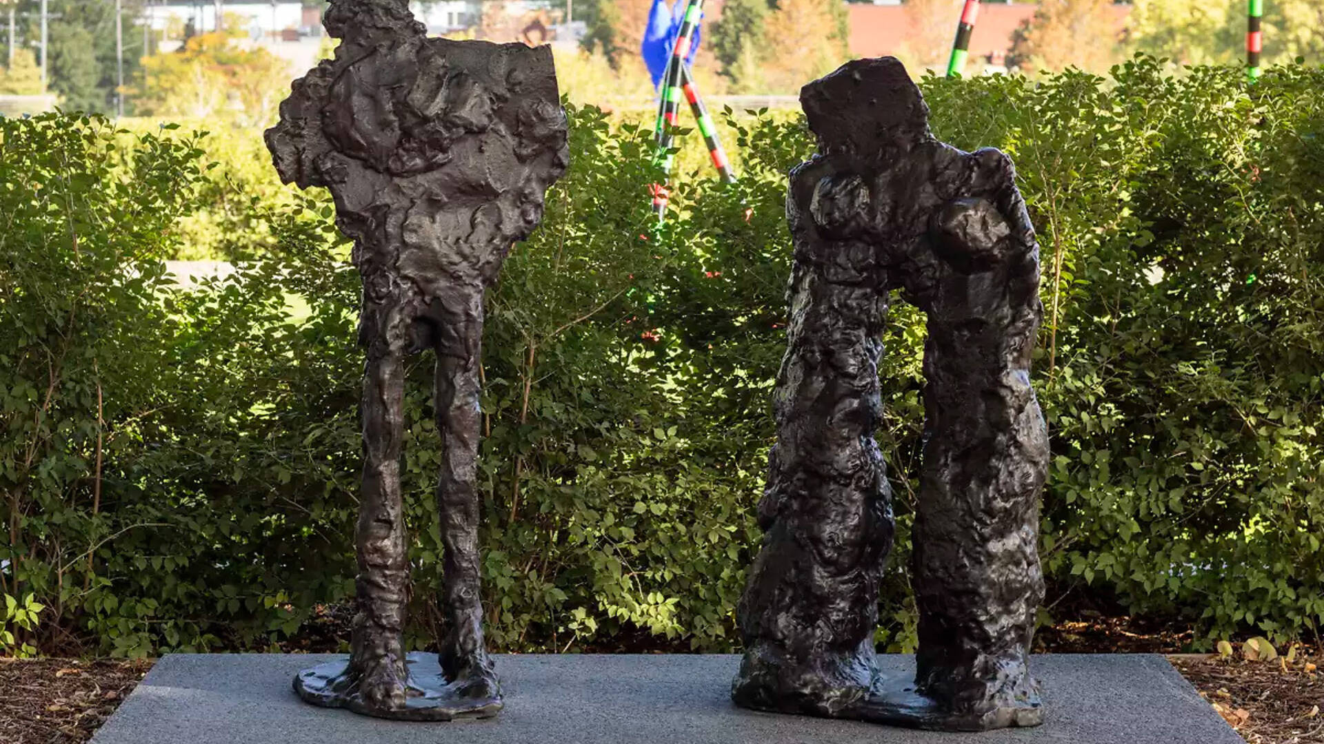 Simone Fattal interviene la plaza del Museo Jumex con esculturas de bronce