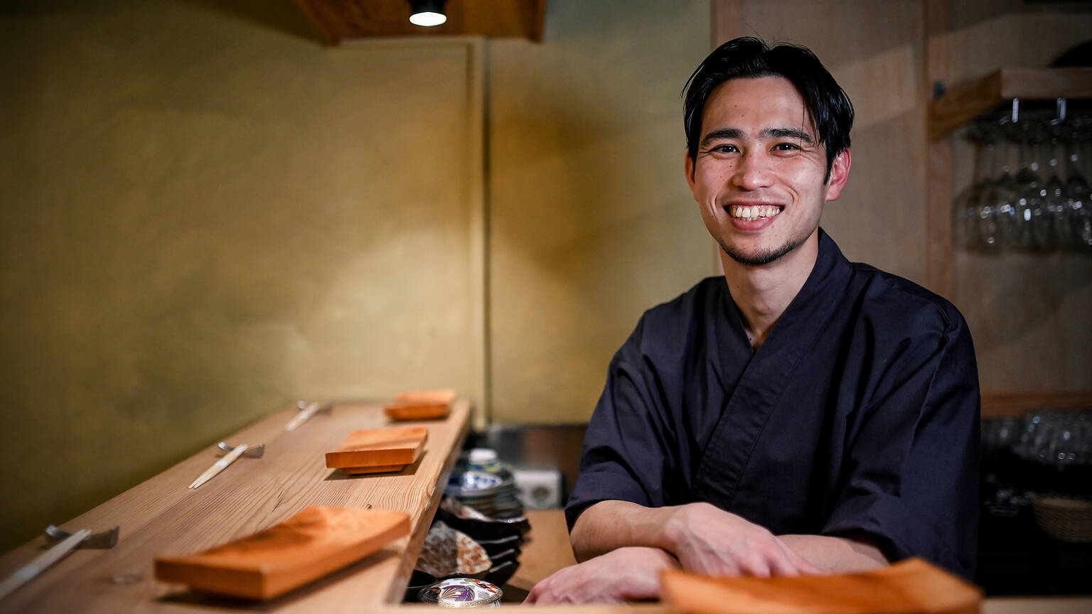 Em Alcântara, Kosuke Saito está a fazer o que mais gosta – a servir-nos ...