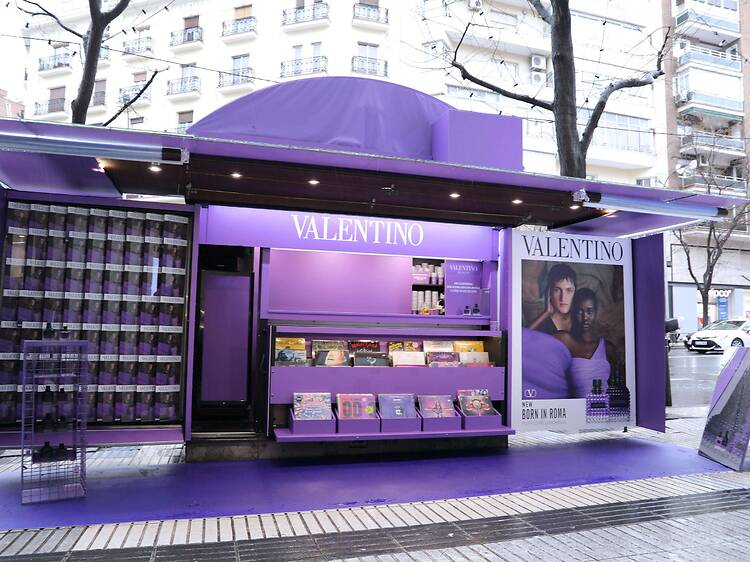 Valentino Beauty transforma un quiosco de Barcelona en una experiencia ...