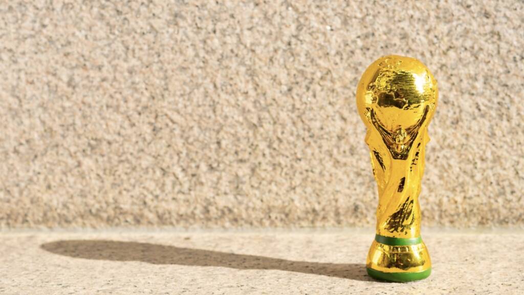 Le trophée de la Coupe du Monde de football vient parader à Paris le 10 ...
