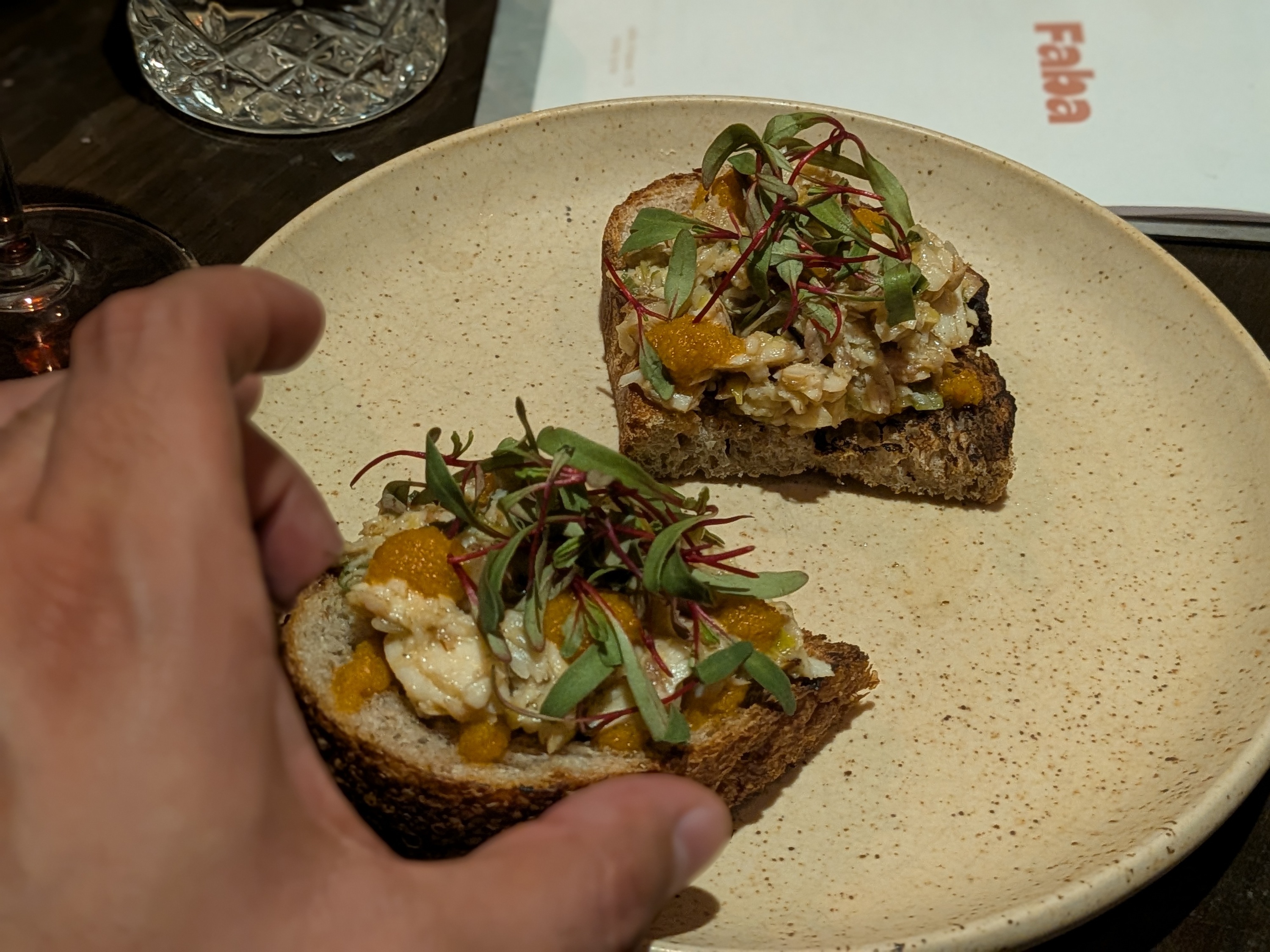 Faba, bar con curaduría de vinos y cocina de temporada de inspiración belga