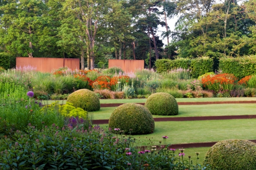 Planting Paradise: The Gardens of Tom Stuart-Smith | in London