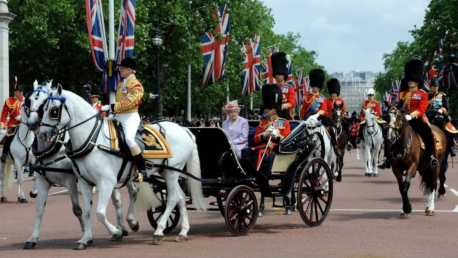 Trooping the Colour: The Queen’s Birthday Parade | Things to do in London